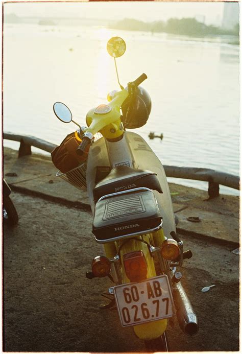 강가 강변 교통 노란색 스쿠터 노란색 차량 도시 풍경 배경 레트로 차량 모터바이크 모터사이클 모험 반사 베트남 보도 복고풍 스타일 빈티지 스쿠터
