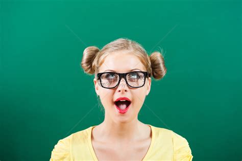 在黑板前做鬼脸的书呆子女学生的画像高清图片下载 正版图片503215287 摄图网