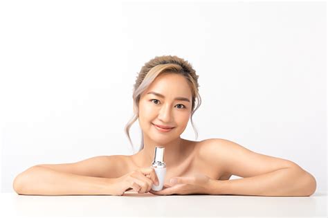 화장품 크림 빈 병 패션 모델 건강 건강 아름다운 소녀 피부 관리 및 얼굴 치료를 들고 행복 하 게 아름 다운 젊은 아시아 여성 흰색 배경에 격리 건강관리와 의술에 대한