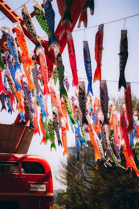 집 밖의 검은색 녹색 높이 다채로운 대도시 도시 풍경 도시의 도쿄 도쿄 타워 랜드마크 맑은 하늘 문화 문화 유산 물고기 스트리머 바람 봄