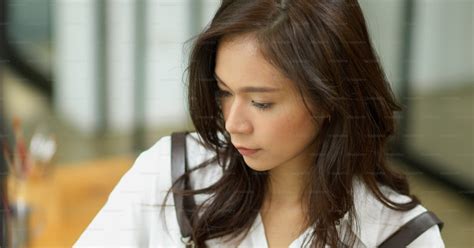 여성 화가의 초상화 워크숍에서 캔버스에 유화로 예술 작품을 그리다 사진 Unsplash의 태국 이미지