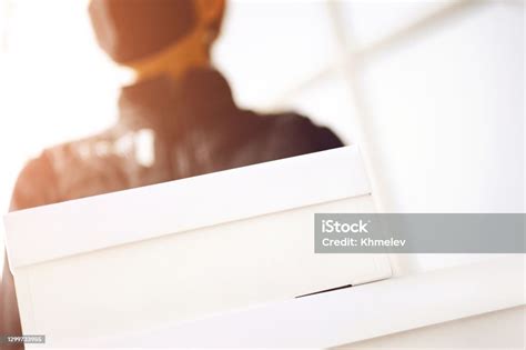 골판지 상자를 야외에서 들고 얼굴 마스크와 장갑에 배달 남자 개념에 대한 스톡 사진 및 기타 이미지 개념 건강관리와 의술 건강한 생활방식 Istock