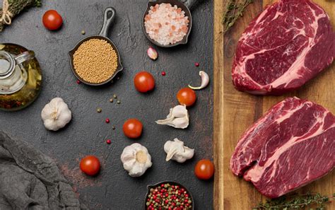 생 쇠고기 스테이크 척 아이 롤 나무 보드 히말라야 소금 후추 열매 및 백리향 가지를 요리하기위한 향신료 평면도 0명에 대한 스톡 사진 및 기타 이미지 Istock