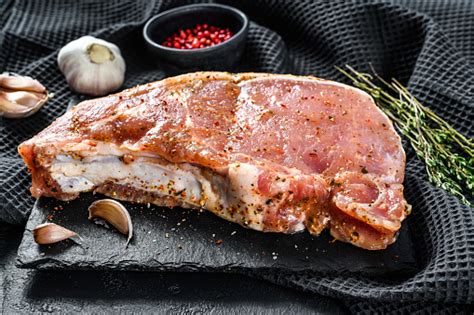 뼈에 돼지 고기 튀김 용 커틀릿 향신료와 재료 마늘 원시 유기농 고기 검은 색 배경입니다 맨 위 보기 갈비 음식에 대한 스톡 사진 및 기타 이미지 Istock