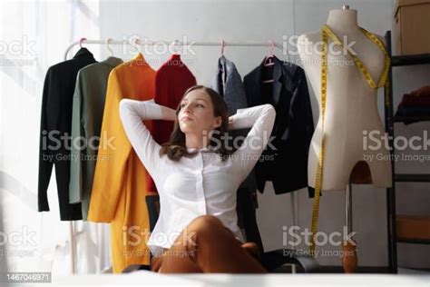 디자인 스튜디오 인테리어에서 일하는 아름다운 젊은 전문 스타일리스트 패션 디자이너 컨셉 20 29세에 대한 스톡 사진 및 기타 이미지 20 29세 공예 그리기