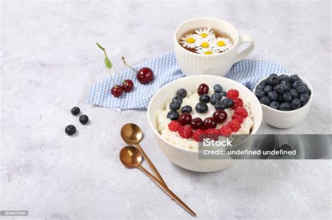 재료를 곁들인 건강한 아침 식사 신선한 블루베리 체리 라즈베리를 곁들인 우유 죽 크림 쌀 푸딩 또는 꿀과 카모마일 차를 곁들인 프렌치 라이스 0명에 대한 스톡 사진 및 기타