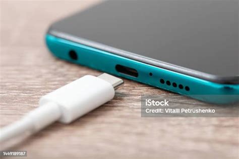 에메랄드 색상의 스마트폰과 테이블 위의 흰색 Usb Type C 케이블 클로즈업 0명에 대한 스톡 사진 및 기타 이미지 0명 Usb 케이블 검은색 Istock