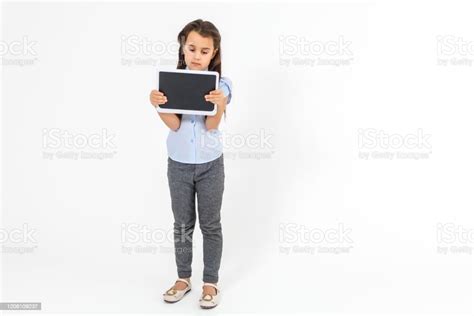 학교와 기술 태블릿 컴퓨터를 들고 배낭서 예쁜 어린 소녀의 전체 길이 흰색에 격리 태블릿에 대한 스톡 사진 및 기타 이미지 태블릿 서 있기 아이 Istock