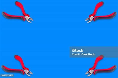 텍스트 복사 공간 파란색 배경에 모서리에 빨간색과 검은색 핸들 와이어에 대 한 4 명의 집게 세트 4가지 개체에 대한 스톡 사진 및 기타 이미지 Istock