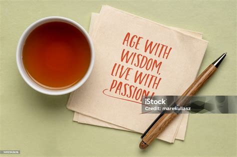 지혜로 나이를 먹고 열정으로 살아라 냅킨에 영감을주는 메모 건강한 노화와 개인 개발 개념 개념에 대한 스톡 사진 및 기타 이미지 Istock