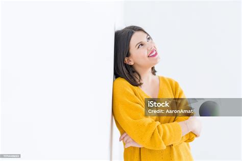 아름다운 갈색 머리 젊은 여자 미소 자신감과 밝은 위에 고립 된 흰색 배경 캐주얼 노란색 스웨터를 입고 갈색 머리에 대한 스톡 사진 및 기타 이미지 Istock