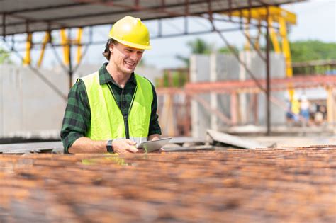 건설 현장에서 일하는 쾌활한 현장 감독 건설 노동자 프리캐스트 콘크리트 공장 현장에서 재고를 확인하는 엔지니어 남자 40 44세에 대한 스톡 사진 및 기타 이미지 Istock