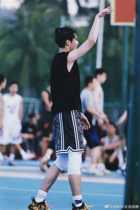 王鹤棣打篮球旧照，黑背心造型超帅气，青春又热血！黑背心热血造型新浪新闻
