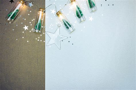 장식 크리스마스 조명 화환 크리스마스 트리와 유리 별작은 항아리 실버 스타 색종이가 있는 2색 배경 12월에 대한 스톡 사진 및 기타 이미지 Istock