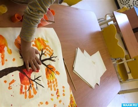 Коллективная работа по рисованию ладошкой в первой младшей группе «Осеннее дерево 1 фото