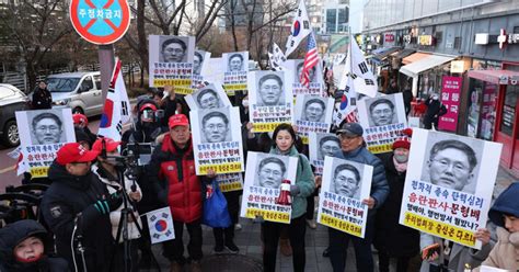 ‘문형배 음란물 가짜뉴스 논란…조회수 장사에 멍드는 민주주의