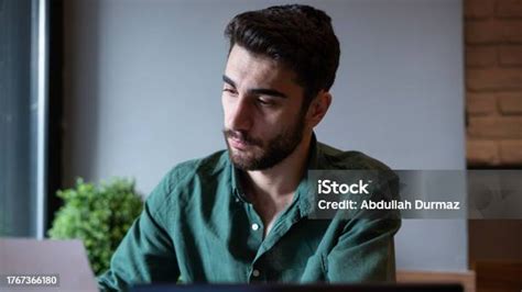 사무실에서 재무 보고서와 노트북으로 작업하는 잘생긴 사업가 25 29세에 대한 스톡 사진 및 기타 이미지 25 29세 금융 기업 비즈니스 Istock