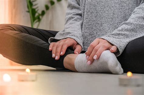 클로즈업 집에서 요가 운동을하는 여자 마음 챙김 명상 편안한 호흡 쉬운 포즈 체육관 건강 한 라이프 스타일 개념 불타는 촛불 빛 연꽃 아사나 휴식과 선의 분위기 개념에 대한