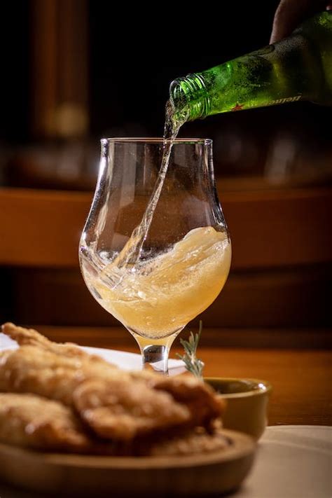 남자 막대기 맥주 붓는 손 수도꼭지 수직 쐈어 술 술을 마시다 유리 잡고 있는에 관한 무료 스톡 사진