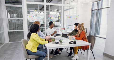 밝은 사무실에서 실무 회의를 하는 5명의 다문화 It 전문가 실내에서 현대 기술을 사용하는 세련된 복장을 한 창의적인 사업가 국제 협력 사진 Unsplash의