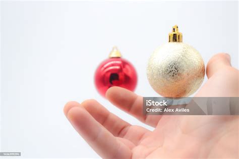 반짝이는 은색 보케 스타일 배경에 빨간색과 은색 크리스마스 공과 상호 작용하는 손 복사 공간 크리스마스 배경 크리스마스 엽서 크리스마스 클로즈업 보기 크리스마스 프레임의