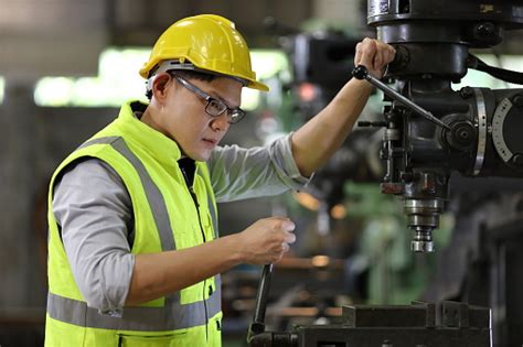 안전 하드 모자와 반사 천에 아시아 정비사 노동자는 공장에서 선반 기계와 함께 작업 기계공에 대한 스톡 사진 및 기타 이미지 기계공 아시아인 동남아시아 민족 Istock