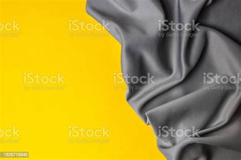 회색 직물밝은 동향 노란색 배경 맨 위 보기입니다 미니멀리즘 개념 프리젠 테이션 장식 및 웹 디자인에 적합합니다 0명에 대한 스톡 사진 및 기타 이미지 Istock