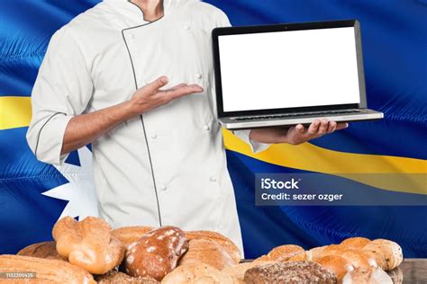 나우루 플래그와 빵 배경에 노트북을 들고 있는 Nauruan 베이커 요리사가 복사 공간에 대 한 균일 한 포인팅 빈 화면을 착용 고급 요리에 대한 스톡 사진 및 기타 이미지