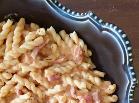 Massa Com Molho De Bacon Tomate E Queijo Creme