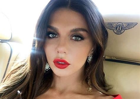 Анна Седокова опубликовала фото своей груди в сексуальном нижнем белье
