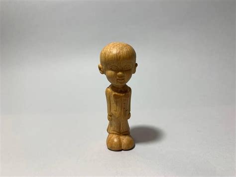 Статуетка з дерева фігурка з дерева статуетка деревяна мальчик із метеликом скульптура з