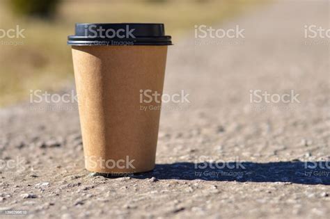 갈색 골판지 일회용 커피 컵의 클로즈업 포장 디자인을위한 장소 0명에 대한 스톡 사진 및 기타 이미지 0명 2022년 건강에 좋지 않은 음식 Istock