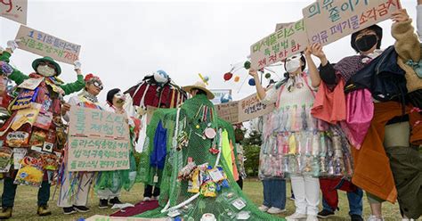 지구의 날 맞아 열린 플라스틱 오염 저지 친환경 패션쇼 Tf사진관