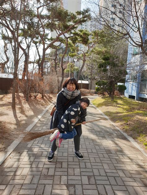 작은 운동장에 서서