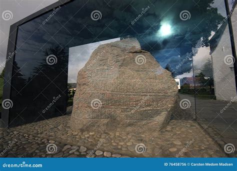Harald Bluetooths Rune Stone Foto Editorial Imagen De Exterior Real