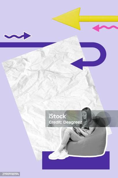 수직 예술 창조적 인 트렌드 콜라주 의 행복 소녀 앉아 콩 주머니 쓰기 메모장 메모 연필 화살표 개발 종이 시트 플래 카드 20 24세에 대한 스톡 사진 및 기타 이미지