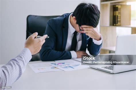 상사와 경영진 느낌 스트레스 팀 작업 나쁜 소식으로 슬픔의 더미와 함께 문제를 가진 손에 머리를 들고 실패의 분쟁 실패 사업의 심각한 걱정하는에 대한 스톡 사진 및 기타