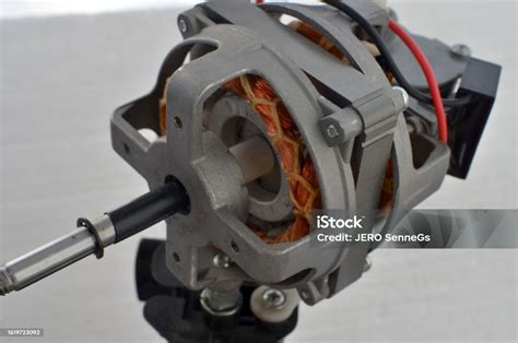 유지 보수 및 부품 교체의 개념을 나타내는 가정용 테이블 팬 모터의 세부 사항 손상된 부품을 교체해야 할 필요성에 대한 개념입니다 공연에 대한 스톡 사진 및 기타 이미지