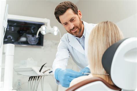 현대 클리닉에서 환자를 치료하기 위한 치과 도구를 준비하는 치과 의사 25 29세에 대한 스톡 사진 및 기타 이미지 25 29세 2명 35 39세 Istock