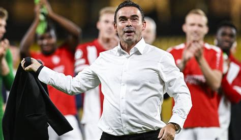 Anzügliche Nachrichten An Mitarbeiterinnen Ein Jahr Sperre Für Ex Ajax