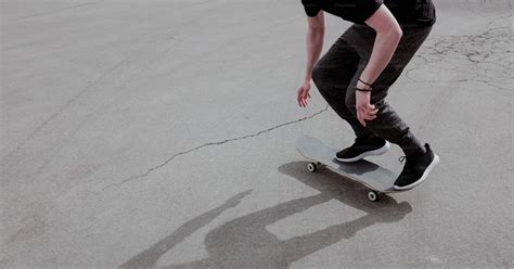 스케이트보드를 타고 거리를 달리는 남자 사진 Unsplash의 그림자 이미지