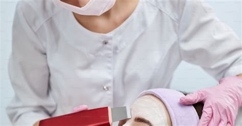 절차 초음파 클렌징 얼굴 필링을하는 동안 여성의 얼굴 피부 회춘을위한 초음파 치료 사진 Unsplash의 스크럽 이미지