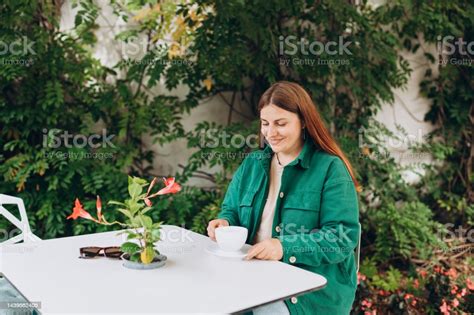 카페테리아에서 차 한 잔을 마시는 아름다운 여자의 초상화 카페에서 커피를 마시는 젊은 백인 빨간 머리 여자 행복한 감정 30 39세에 대한 스톡 사진 및 기타 이미지