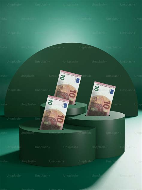 테이블 위에 놓여 있는 돈 세 뭉치 사진 Unsplash의 청구서 이미지