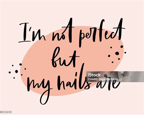 벡터 서예 일러스트레이션 나는 완벽하지는 않지만 손톱의 슬로건 인쇄물은 완벽하지 않습니다 네일 스튜디오 매니큐어 마스터 뷰티 살롱 패션 장식 카드 스티커 그래픽 티 티셔츠