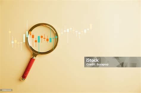 주식 시장의 비밀을 밝히는 트레이더는 돋보기로 막대 그래프의 증가하는 화살표를 검사합니다 돋보기 광학 기기에 대한 스톡 사진 및 기타 이미지 돋보기 광학 기기 증권