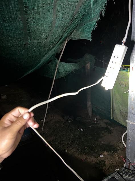 យកឆ្នាំងសាកទូរស័ព្ទដែលដាច់រលាត់ទៅសាកប៉ះនឹងរបងដែកបណ្ដាលឱ្យឆក់ស្លាប់