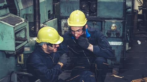 안전하지 않은 상태에서 공장에서 기계를 사용하는 동안 사고로 부상당한 공장 노동자 공장의 제어실에 있는 유지 보수 작업자 안전 제일 개념 사진 Unsplash의