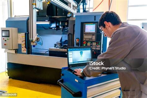 학교에서 Cnc 기계로 기술 직업 훈련을 받는 어린 학생 Cnc 장치에 대한 스톡 사진 및 기타 이미지 Cnc 장치 제조 전화 교환원 Istock