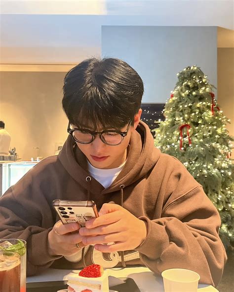 늦었지만 자기소개👏🏻 거주지 평택 나이 92년생 직업 직장인 전기인데 전기아닌 키 179 혈액형 A형 성격 낯가림 소심함 Mbti Isfj인데